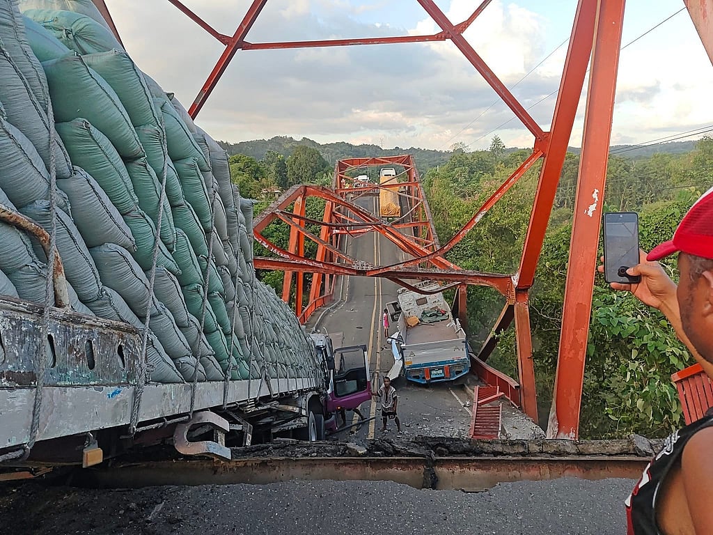 Piggatan Bridge collapses in Cagayan; 4 trucks fall