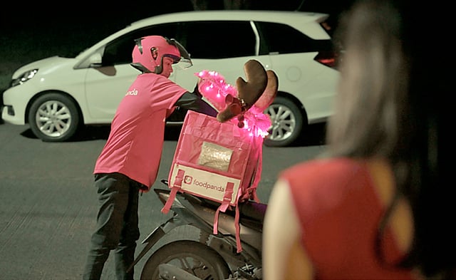 foodpanda paints the city pink for Christmas