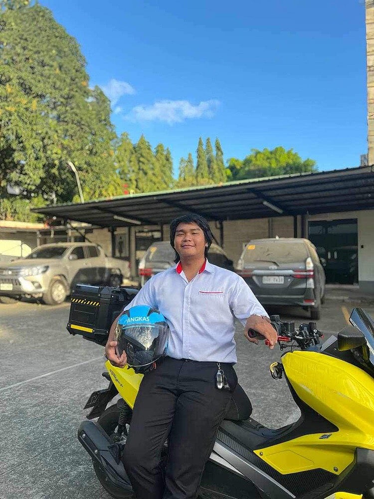 Angkas extends scholarship to viral student-biker