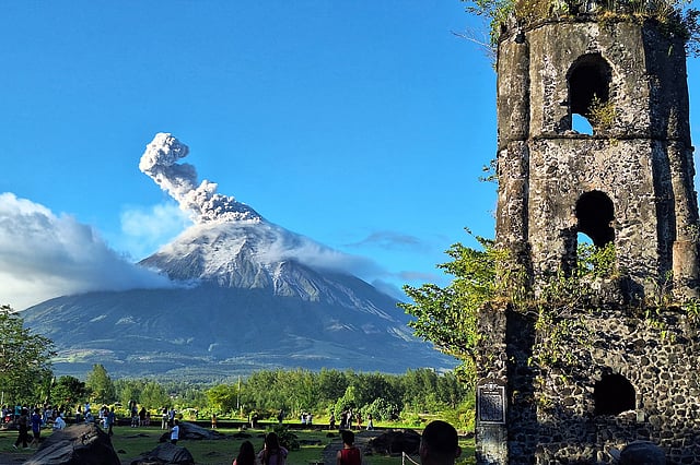 Grassfire hits Mayon Volcano base