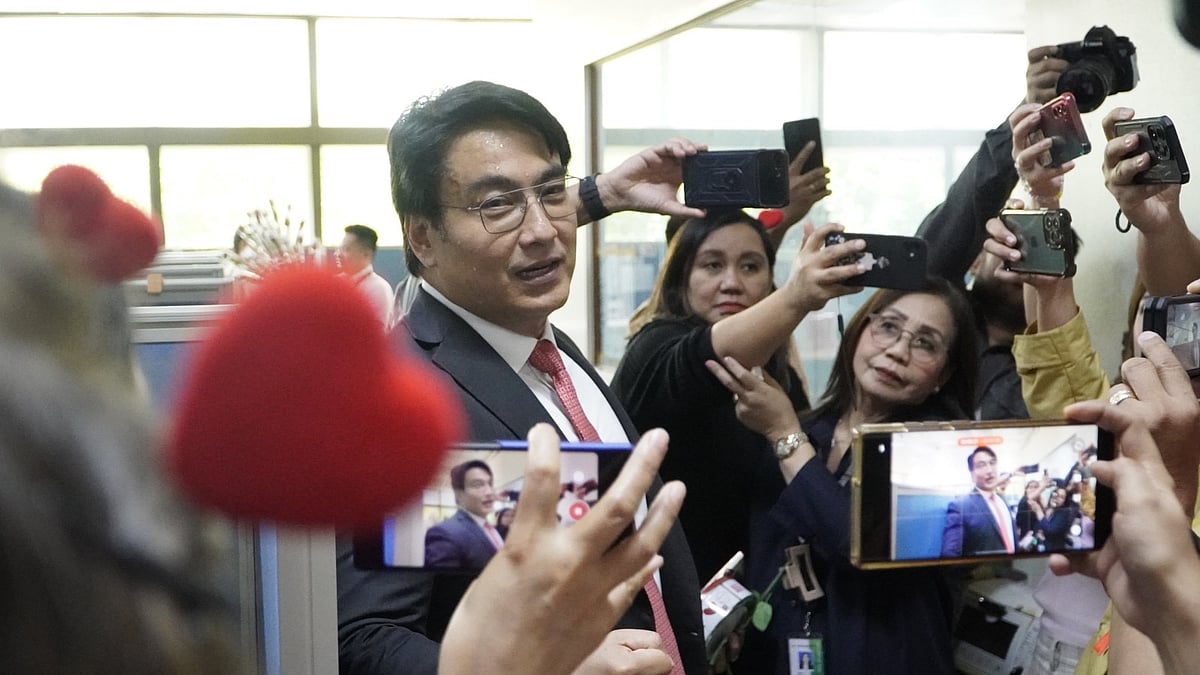Bong Revilla hands out roses