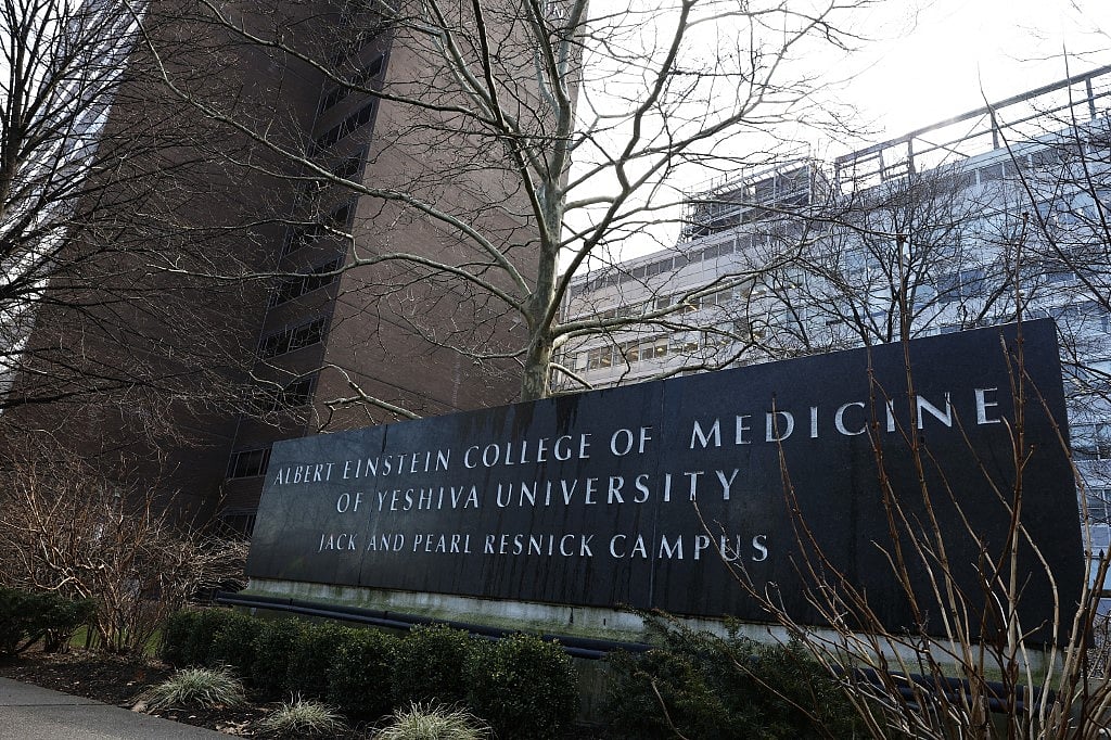 New York medical school scraps fees after $1 bn donation
