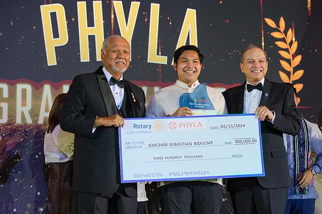 An evening of soaring arias, awards and citations