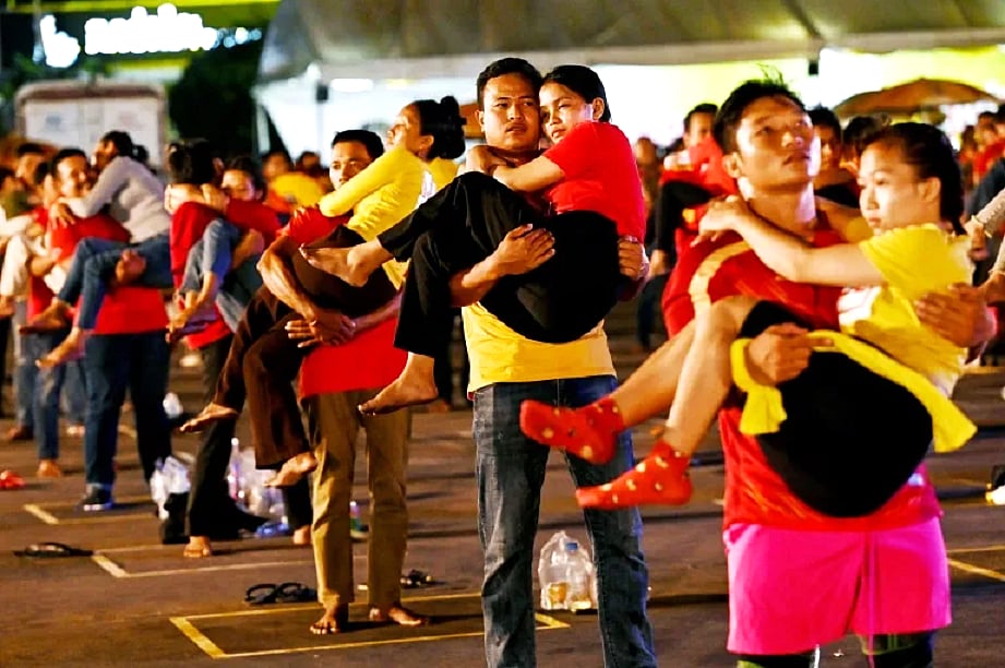 Cambodia earns new world record for largest 'bridal carry'