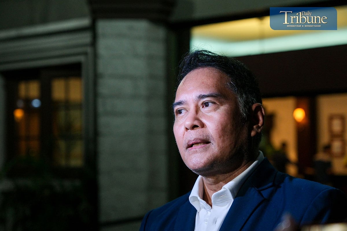 John Arcilla pays tribute to Jaclyn Jose at wake
