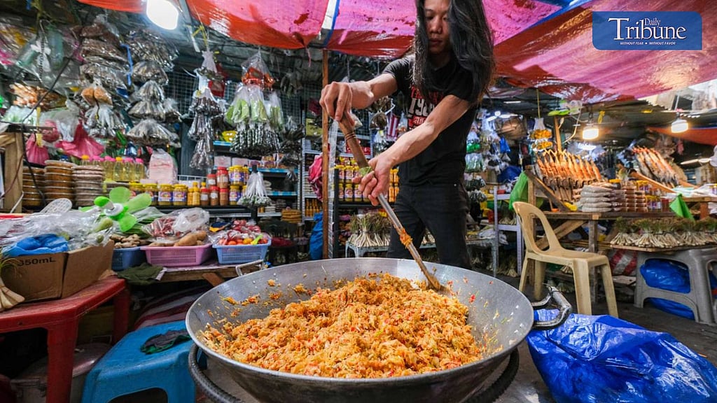 Muslim vendors near Manila Golden Mosque