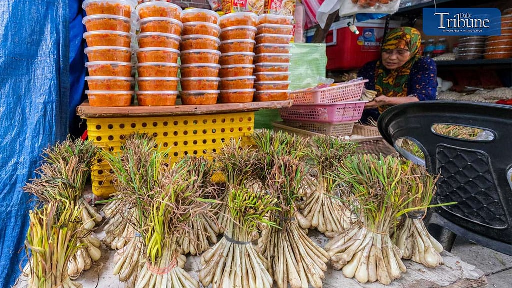 Muslim vendors near Manila Golden Mosque