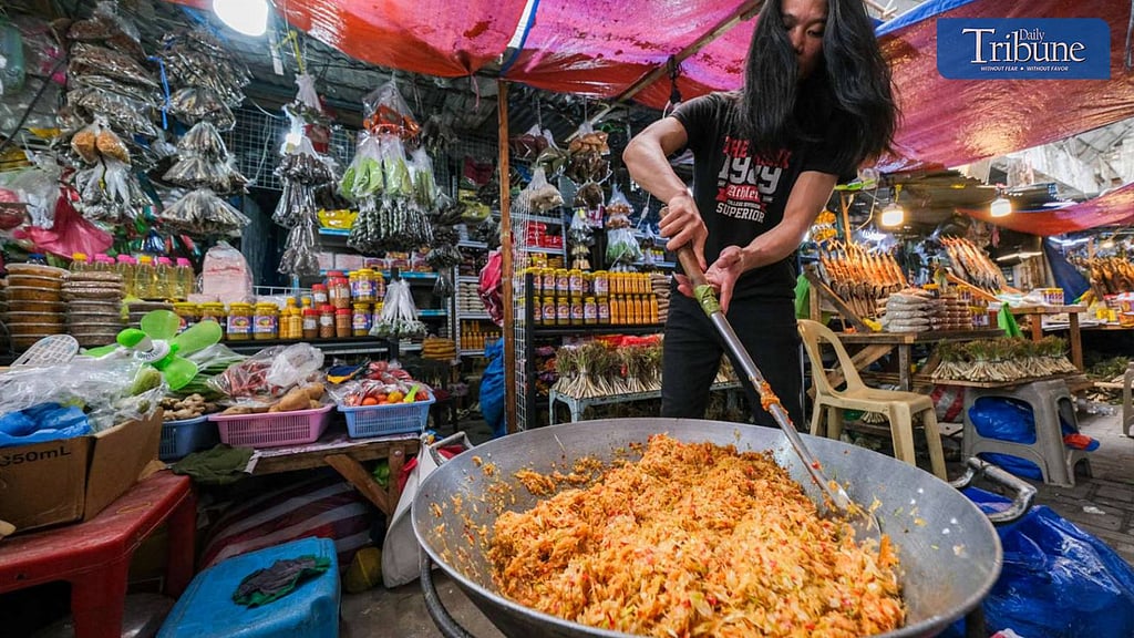 Muslim vendors near Manila Golden Mosque