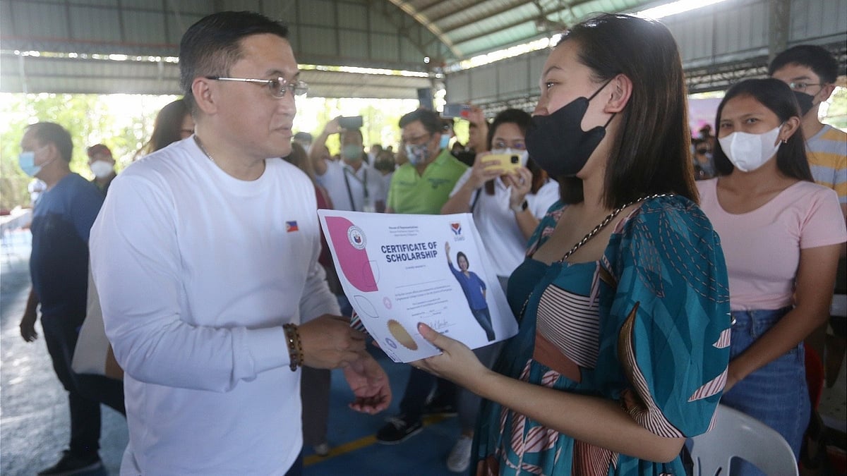 Bong Go visits Iloilo to aid displaced workers, typhoon-hit communities ...