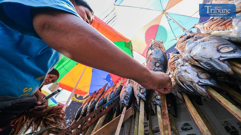 Muslim vendors near Manila Golden Mosque