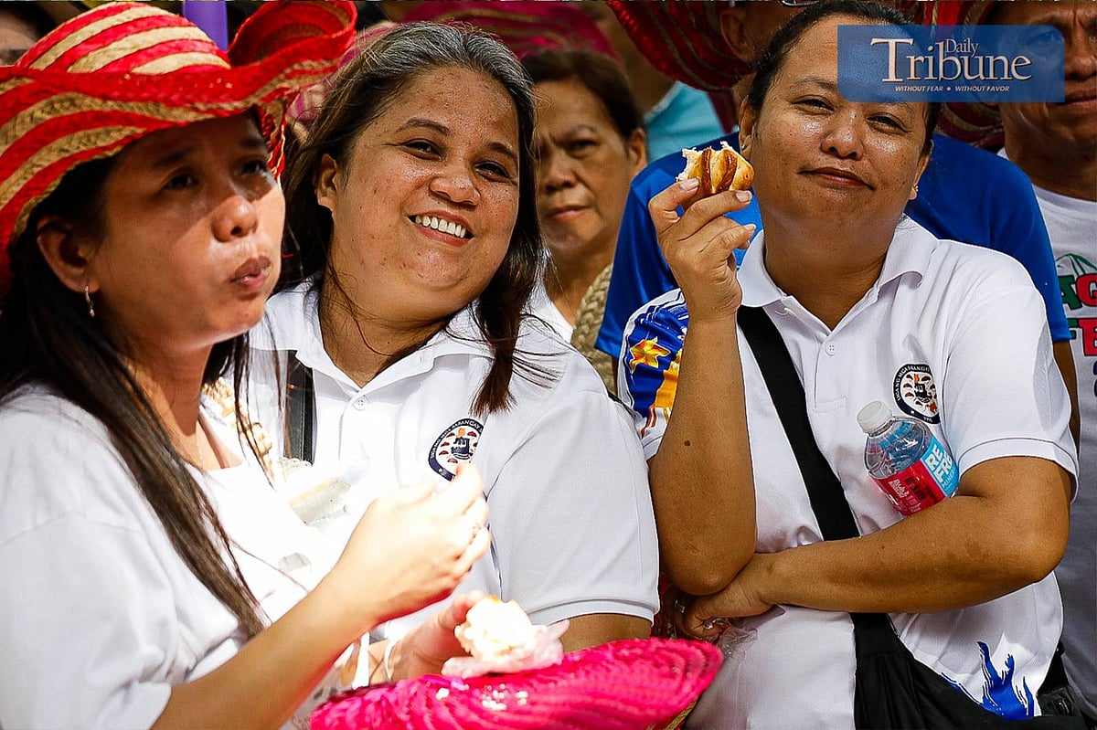 Sariaya locals and tourists feast on "Pinagong"