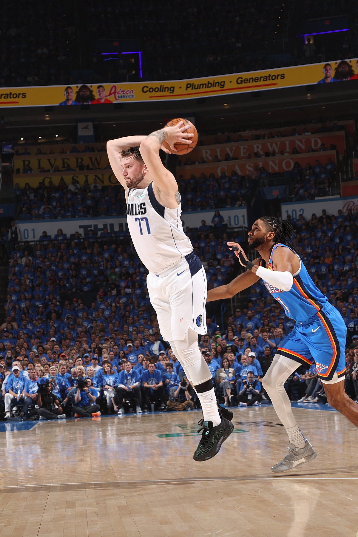 Cavaliers, Mavericks score equalizer