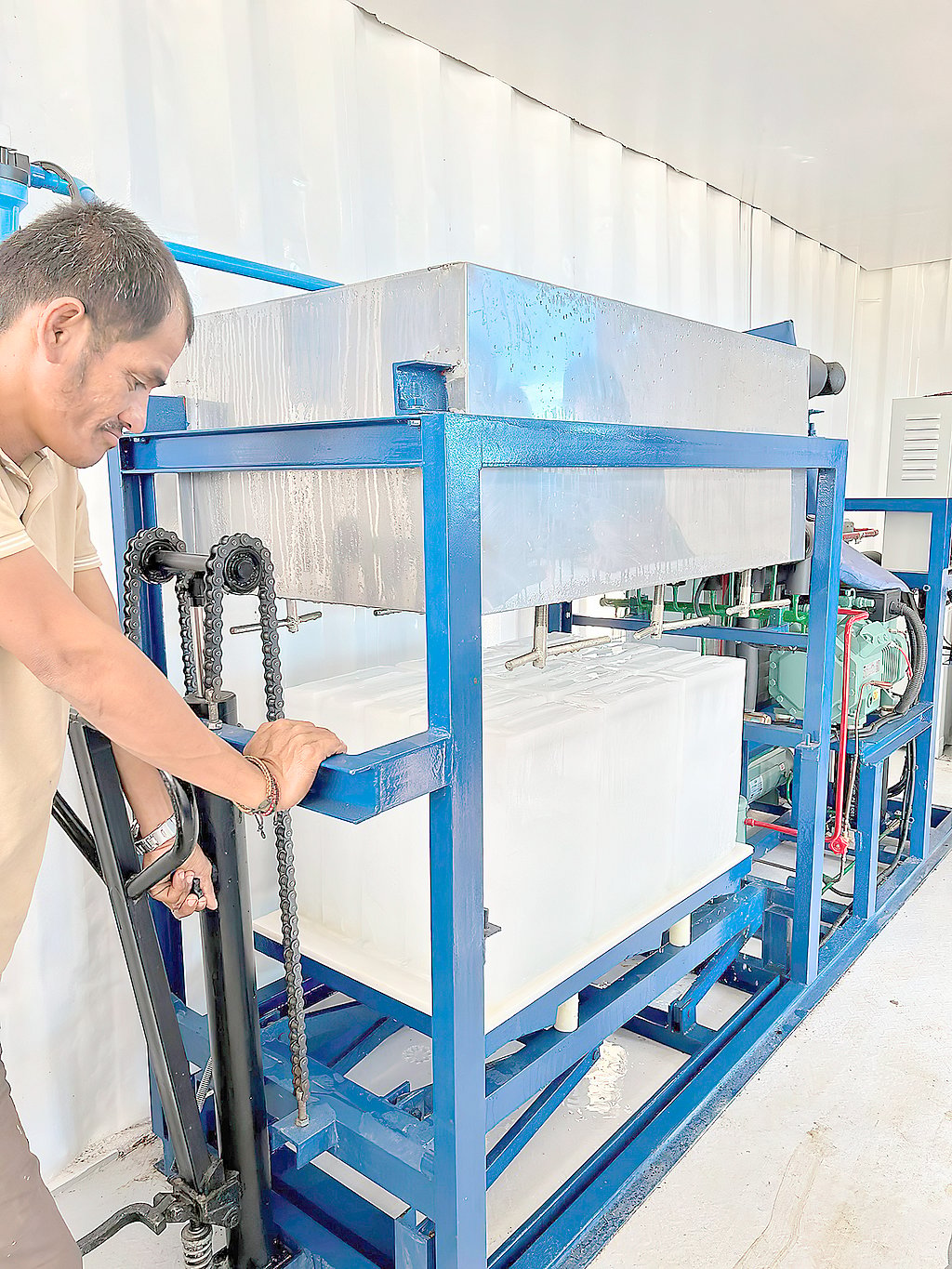 Solar ice plants a boon to fishers