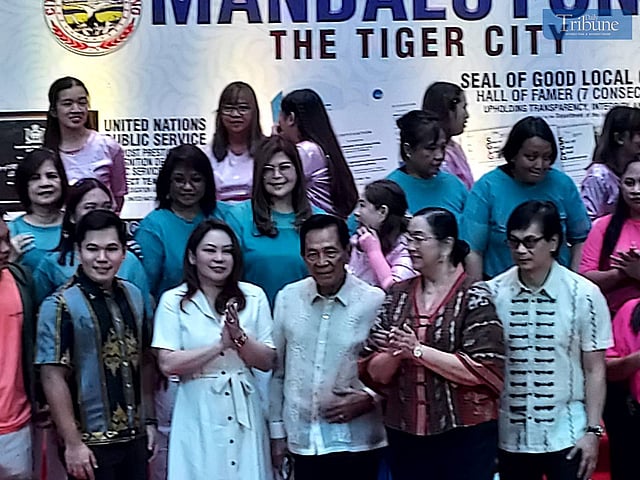 Abalos family greets Manda VM