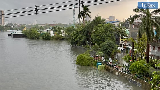 Severe flash flood hits Makati, Manila