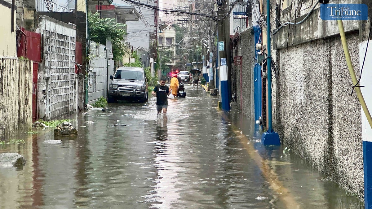 Severe flash flood hits Makati, Manila