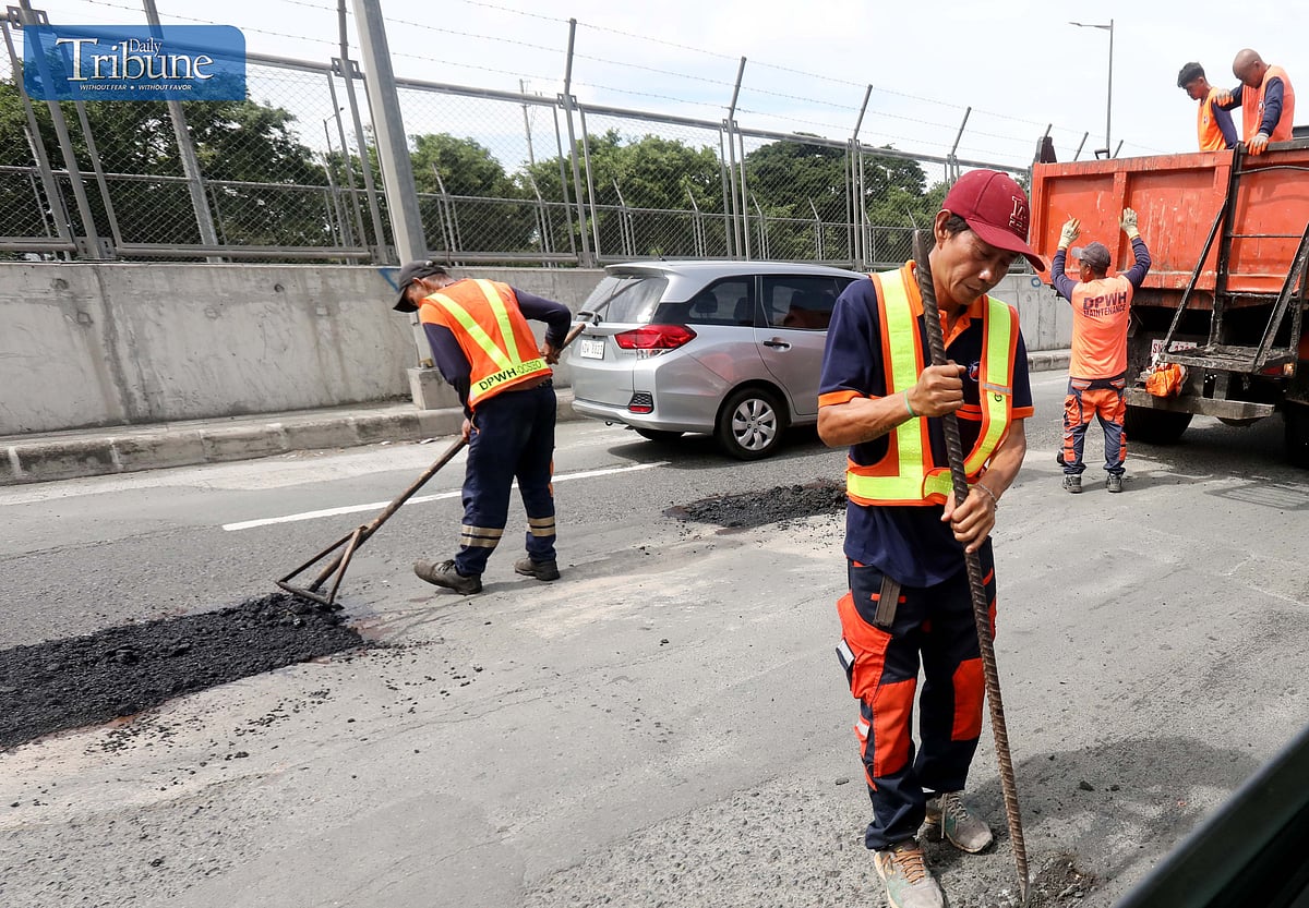 DPWH REPAIRS RAIN-DAMAGED ROAD IN QC