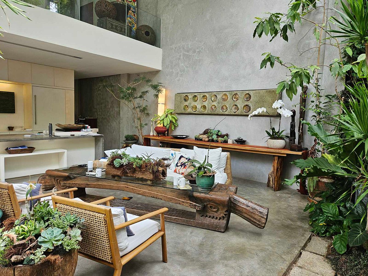 A home of foliage and glass in San Pablo