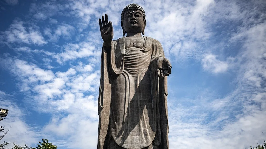 Celestial clean: Japanese duo spruce up world's tallest bronze Buddha Celestial clean: Japanese duo spruce up world's tallest bronze Buddha