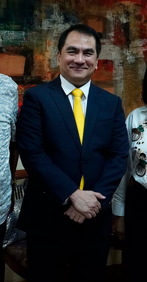 Deconstructing divina: The legal eagle as a family man