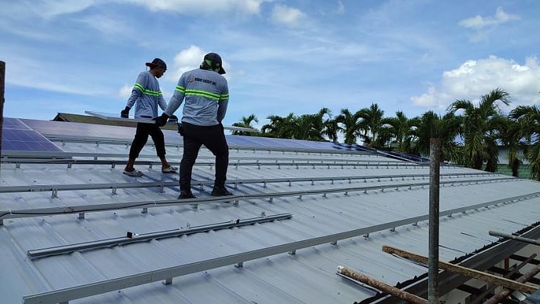 Romblon RHUs receive solar panels donation
