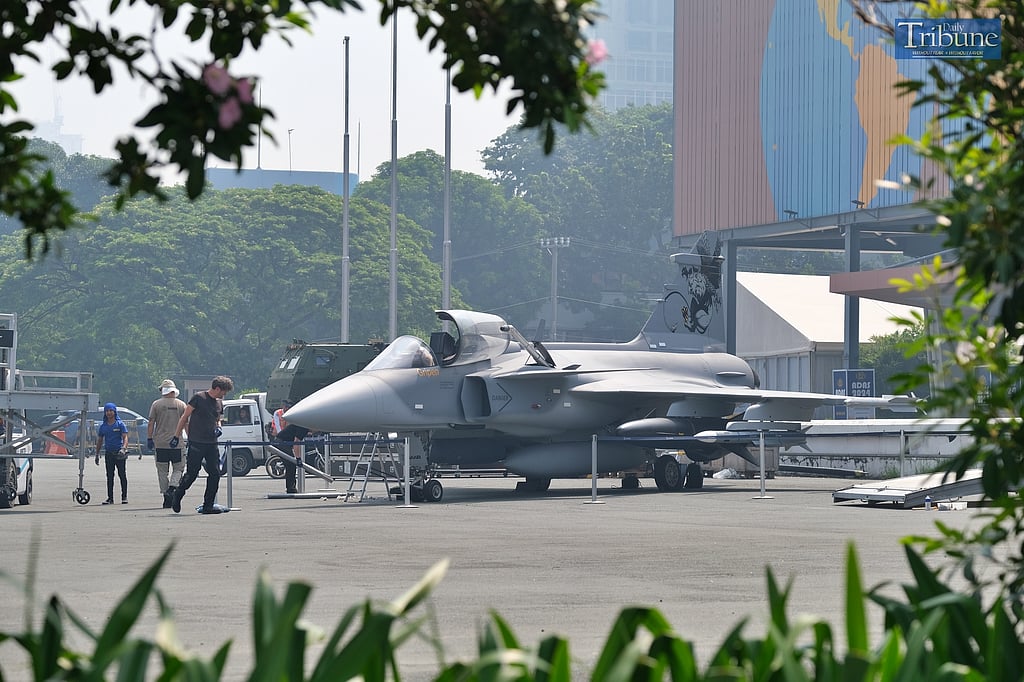 SUPERSONIC FIGHTER AIRCRAFT ON DISPLAY