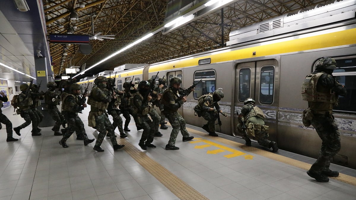 MPD-SWAT receives training from LRTA