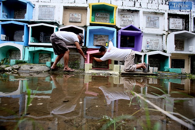 Scenes from Karuhatan Public Cemetery in Valenzuela City