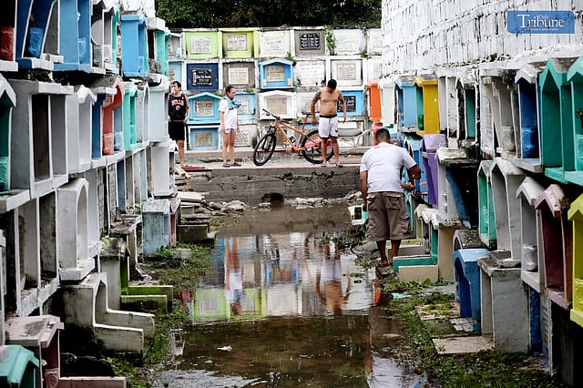 Scenes from Karuhatan Public Cemetery in Valenzuela City