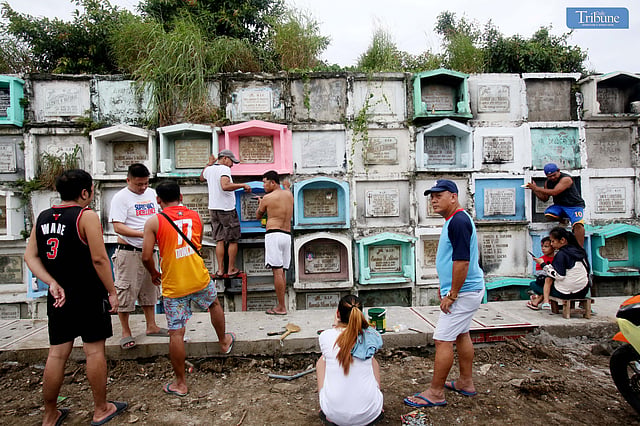 Scenes from Karuhatan Public Cemetery in Valenzuela City
