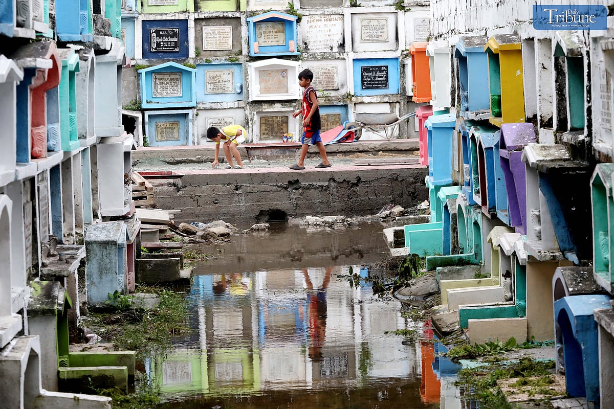 Scenes from Karuhatan Public Cemetery in Valenzuela City
