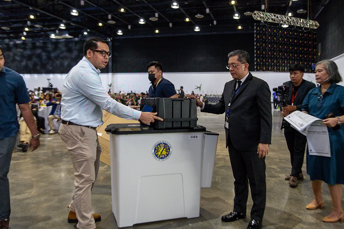 Comelec chair demonstrates proper use of ACMs