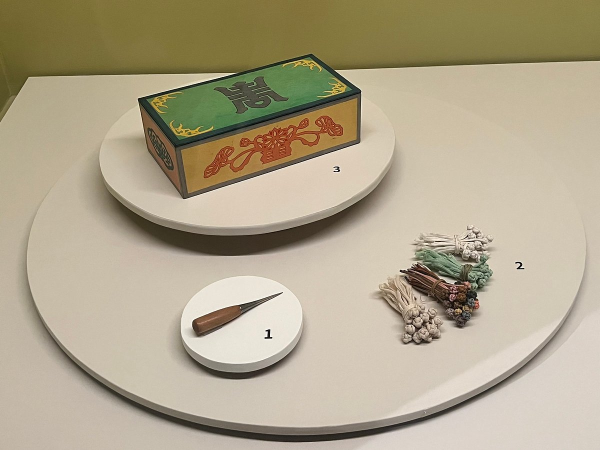 Maedeup: Connected through knots