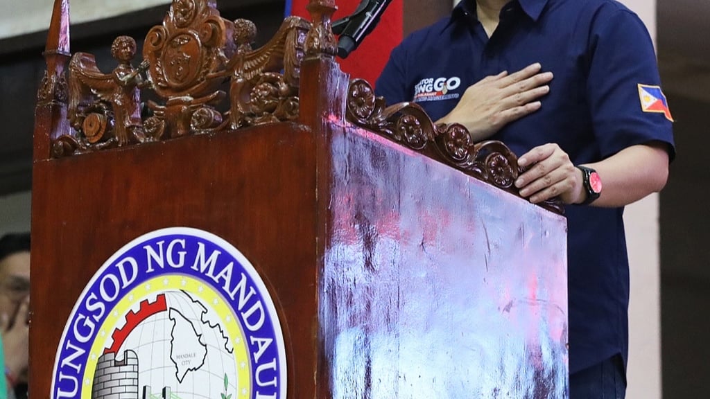 Bong Go visits Cebu fire victims