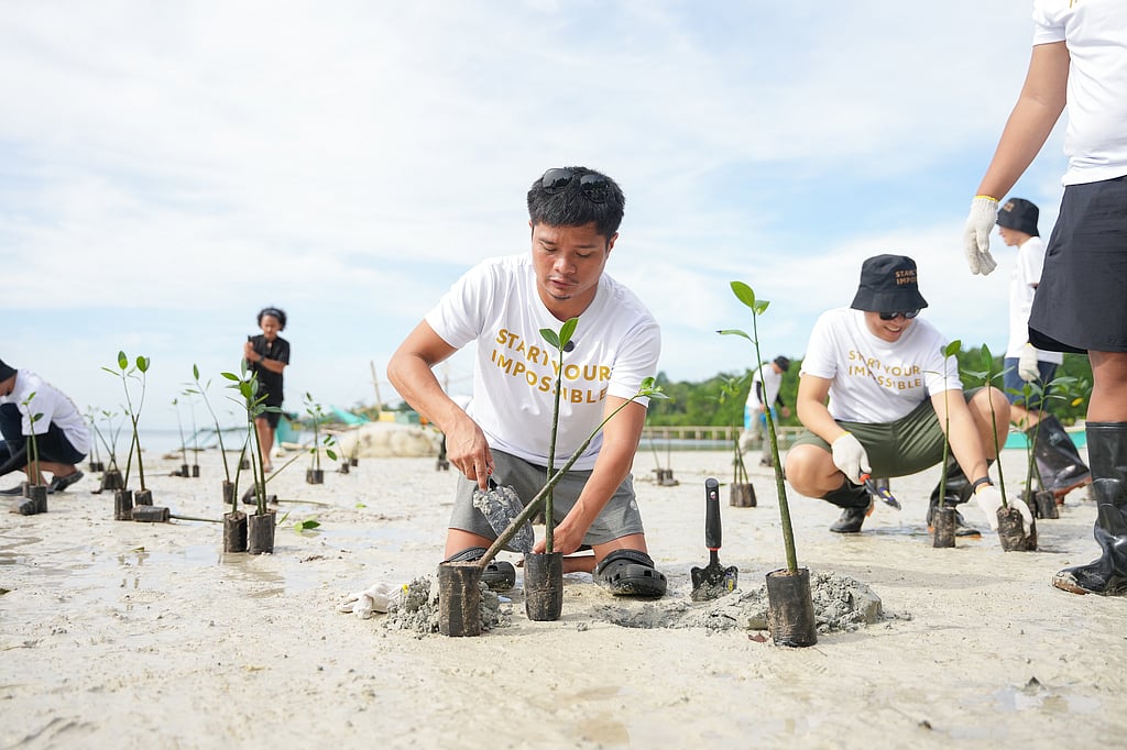 Paralympian Ernie Gawilan Leads Toyota's Coastal Cleanup and Mangrove ...