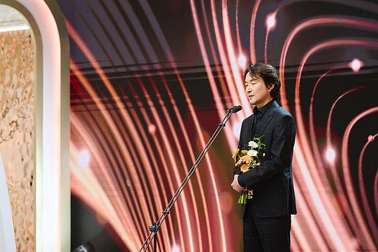 Han Suk-kyu honors Jeju Air crash victims in acceptance speech