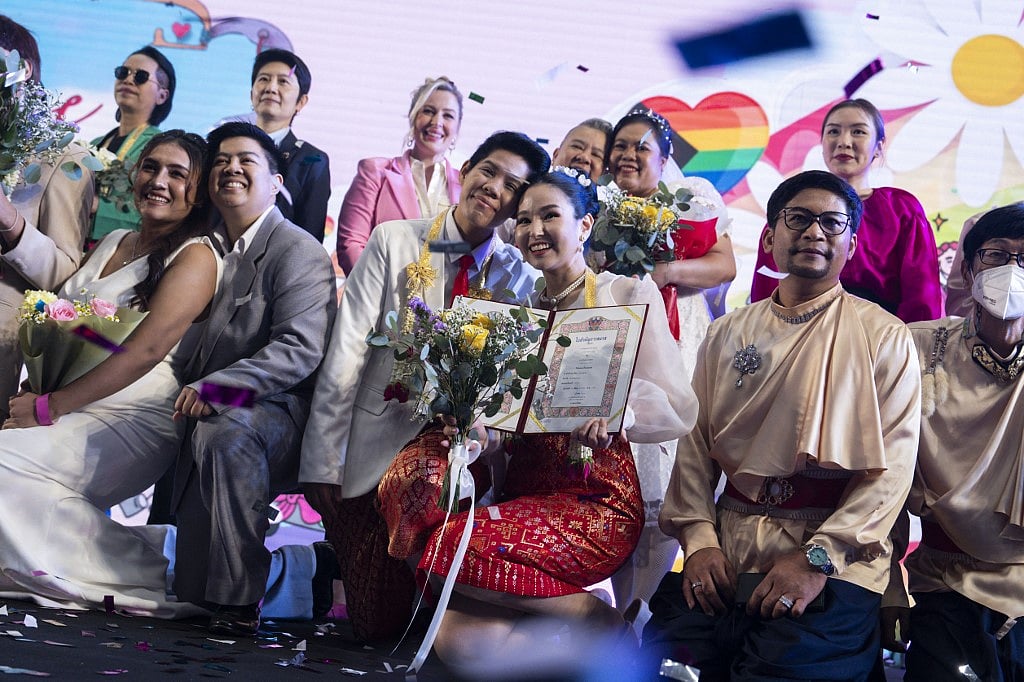 Historic Day For Lgbtq Rights Nearly 2000 Same Sex Couples Marry In 0107