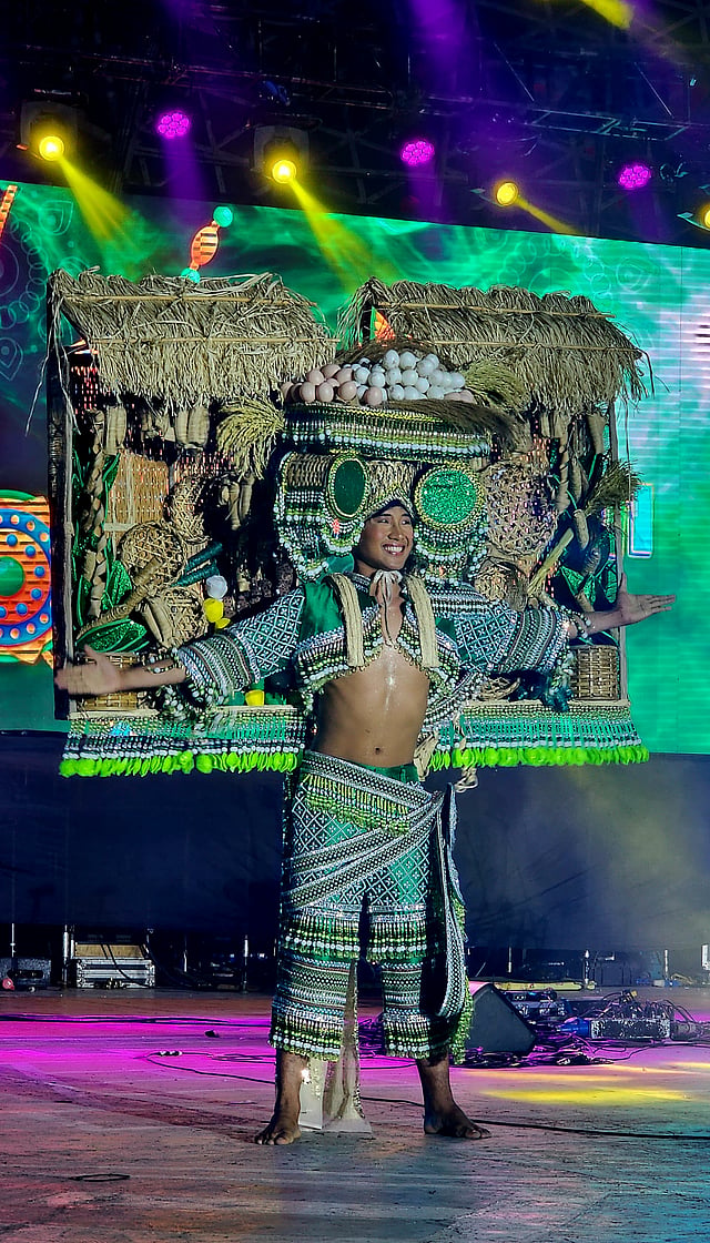Creative costumes articulate tourist festivals and local cultures