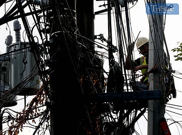 Meralco Contractor Repairs Power Lines to Address Interruptions in ...