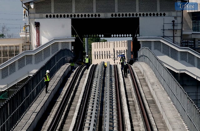 MRT-7 workers push on under the heat