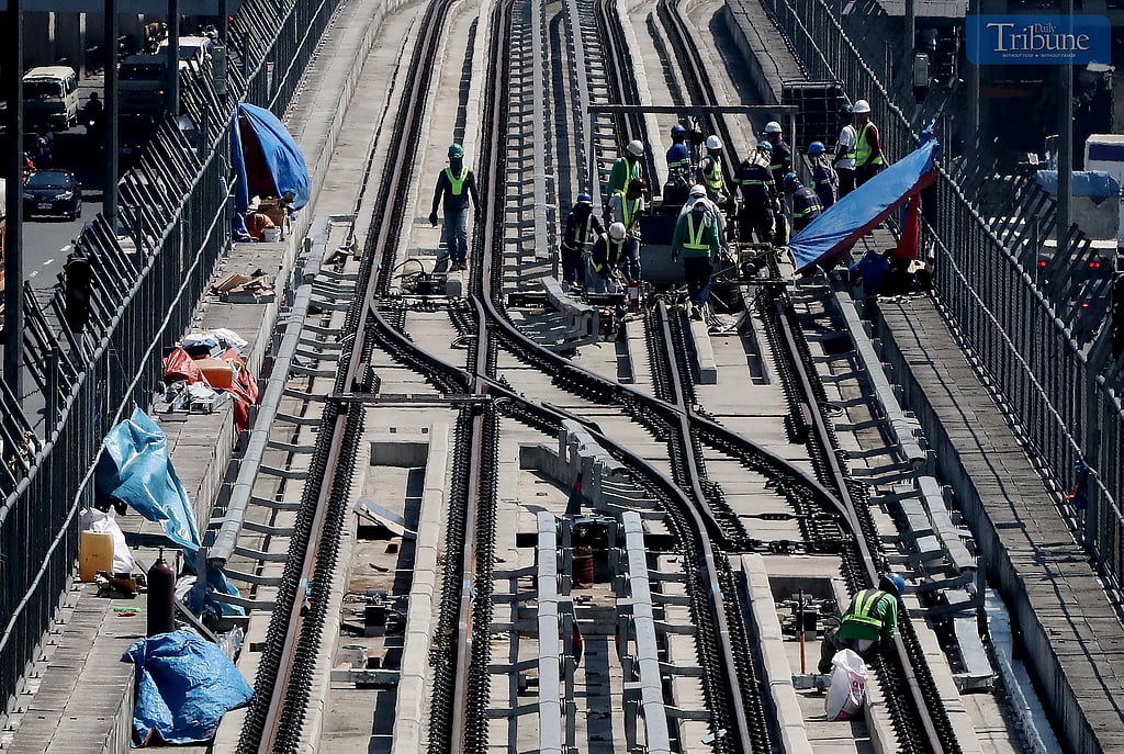 MRT-7 workers push on under the heat