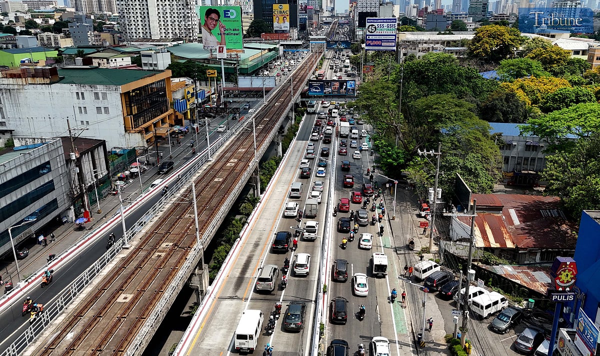 Traffic builds up on EDSA southbound on Holy Wednesday
