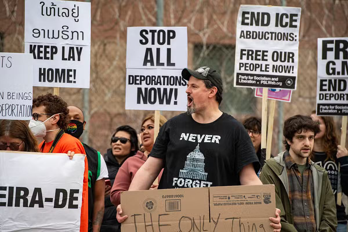 First group of ‘self-deporting’ migrants departs U.S.