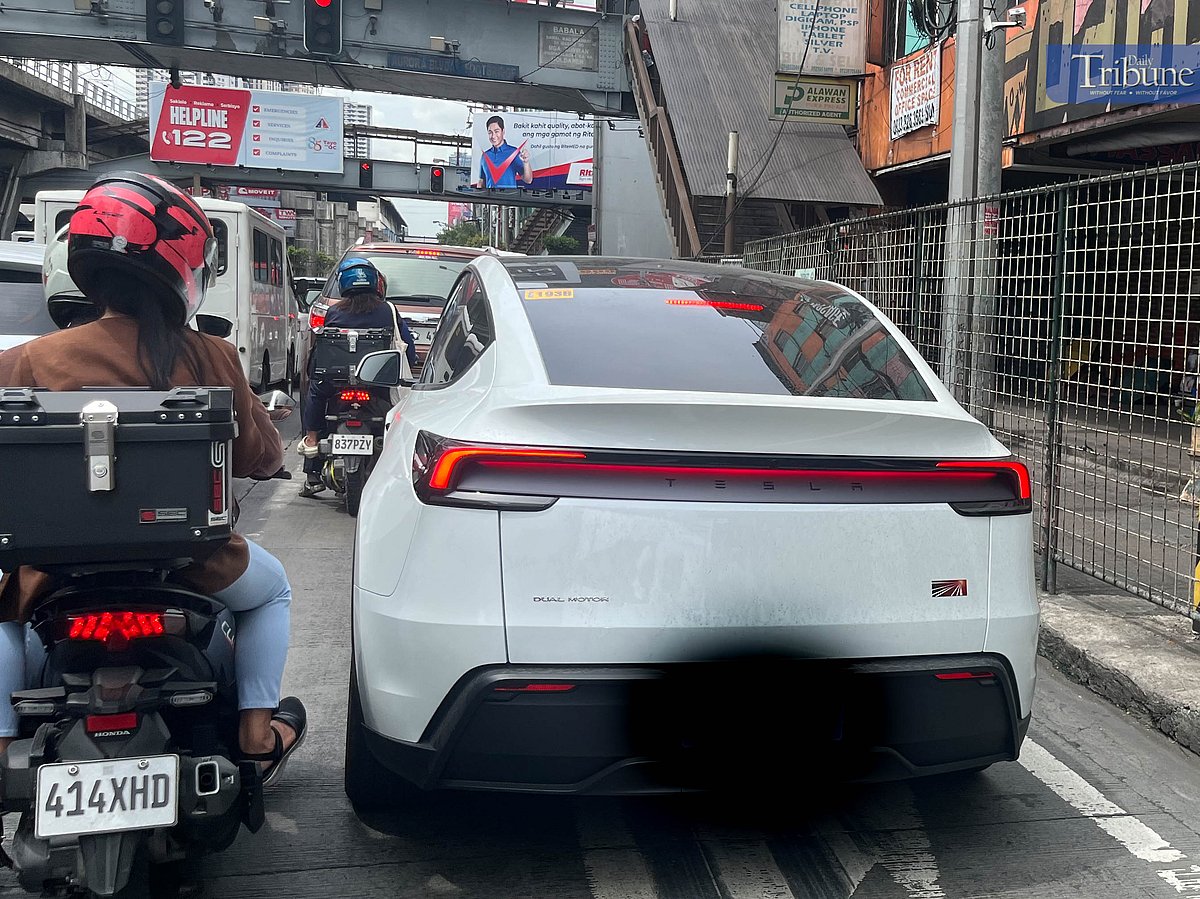 EV blocks EDSA bike lane