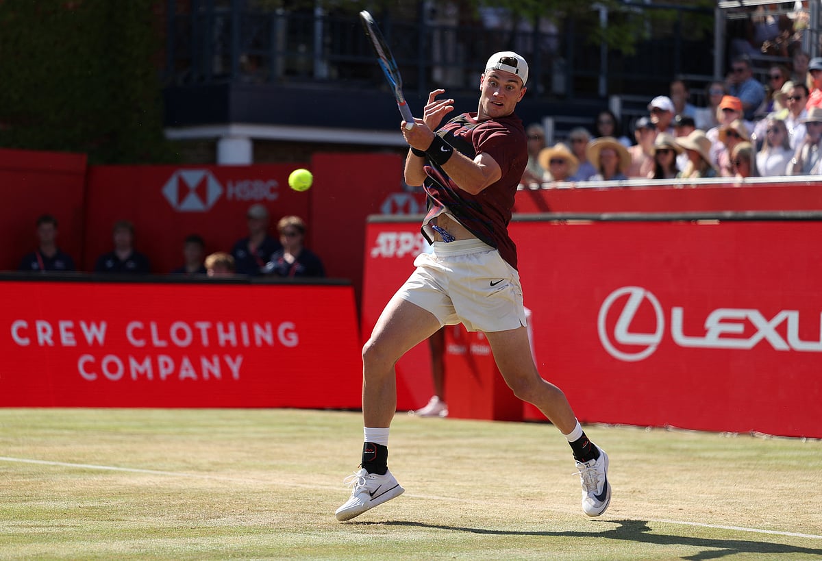 Draper survives scare, makes quarters