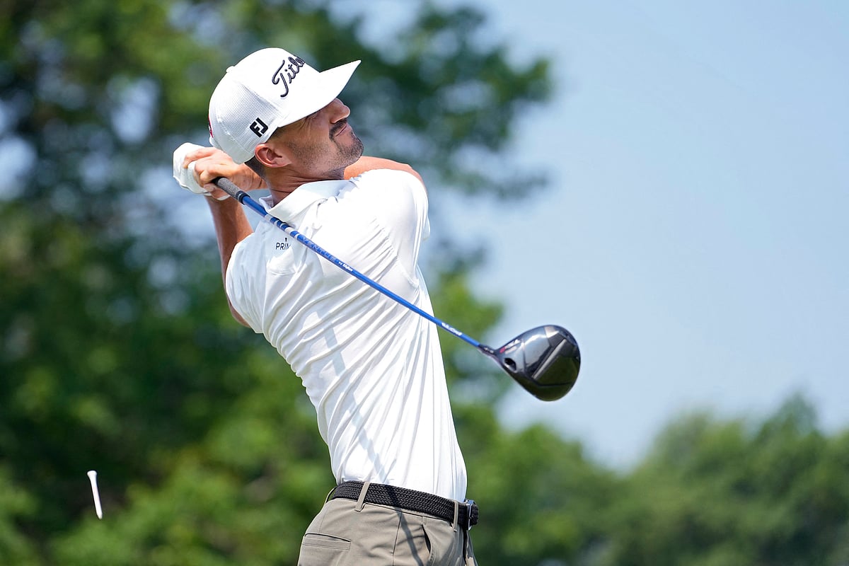 Knowles soars high with eagles, gains share of lead