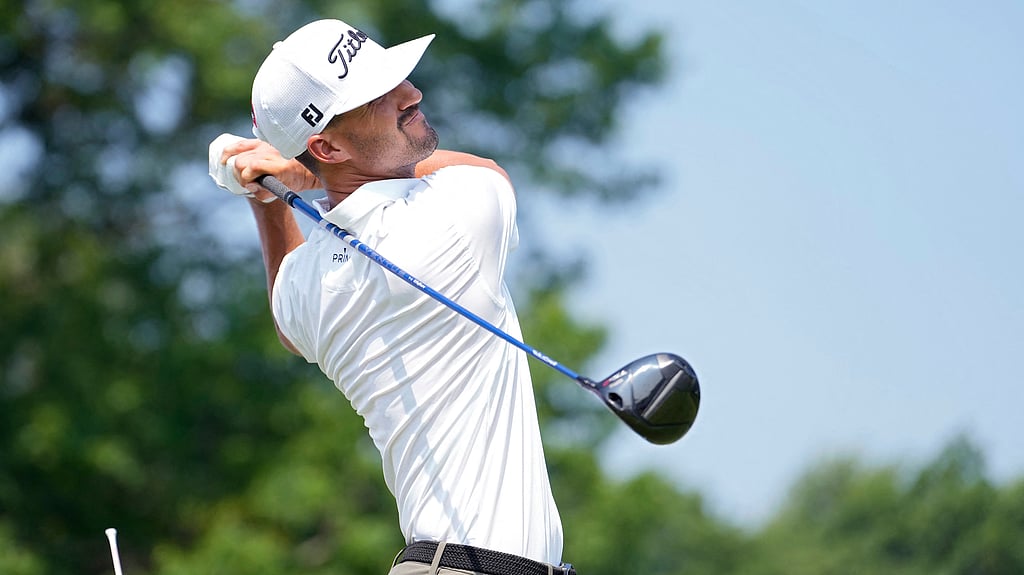 Knowles soars high with eagles, gains share of lead