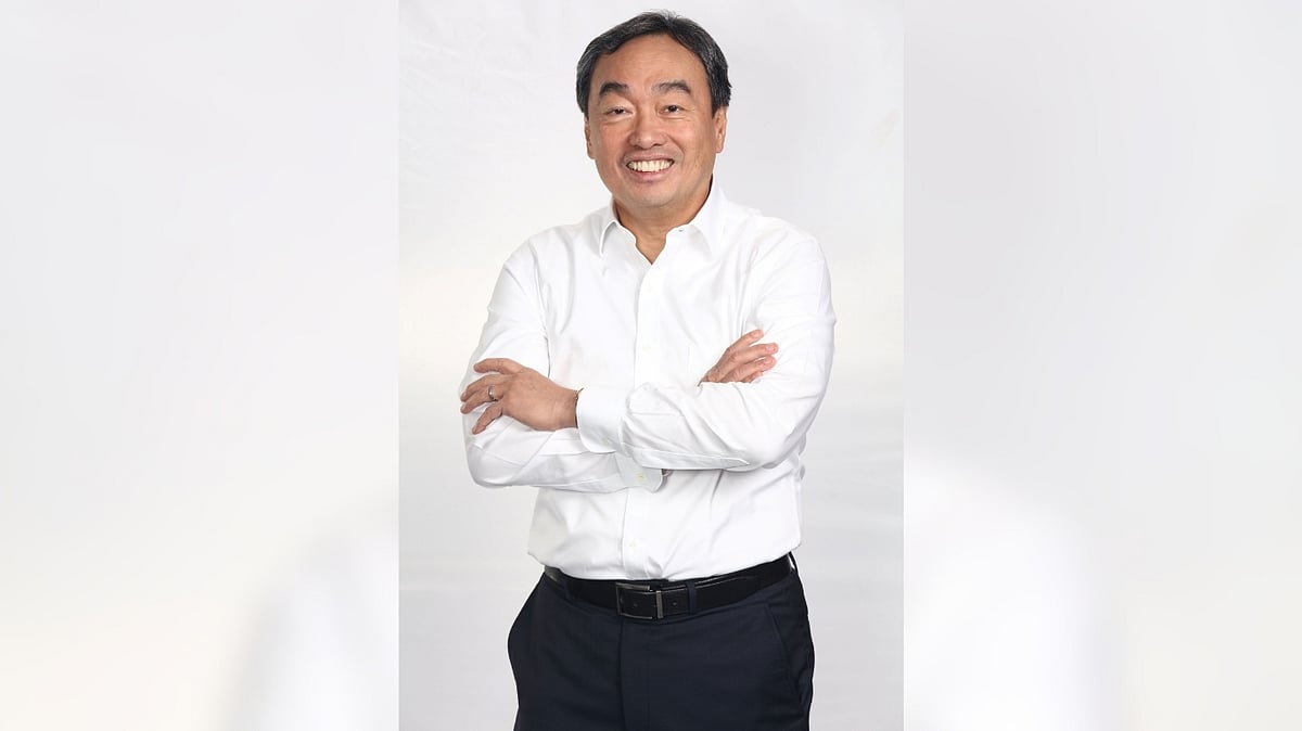 SMIC CEO honored with Golden Icon plum