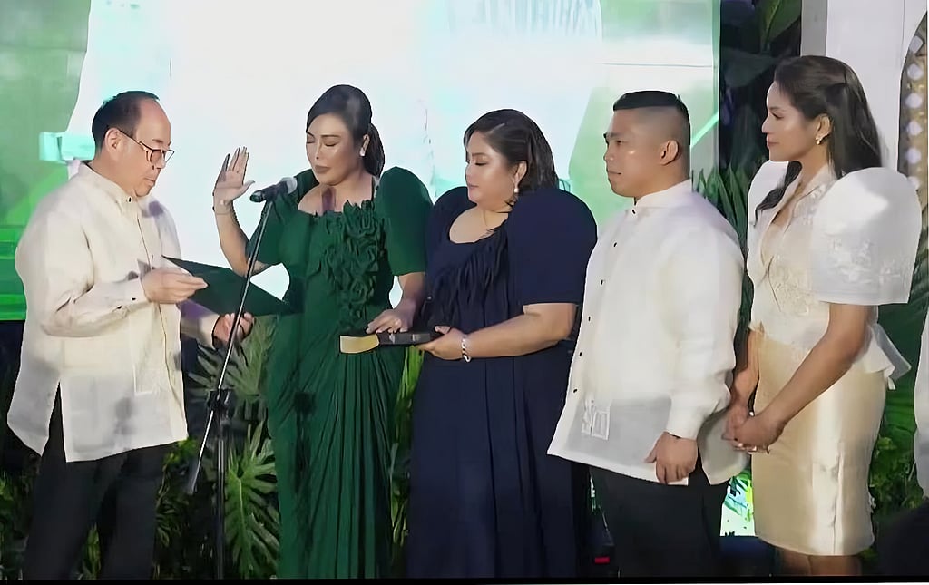 ‘People’s Governor’ takes oath in characteristic simplicity