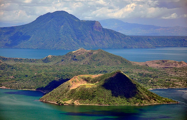 PHIVOLCS records volcanic quake at Taal; Alert Level 1 remains